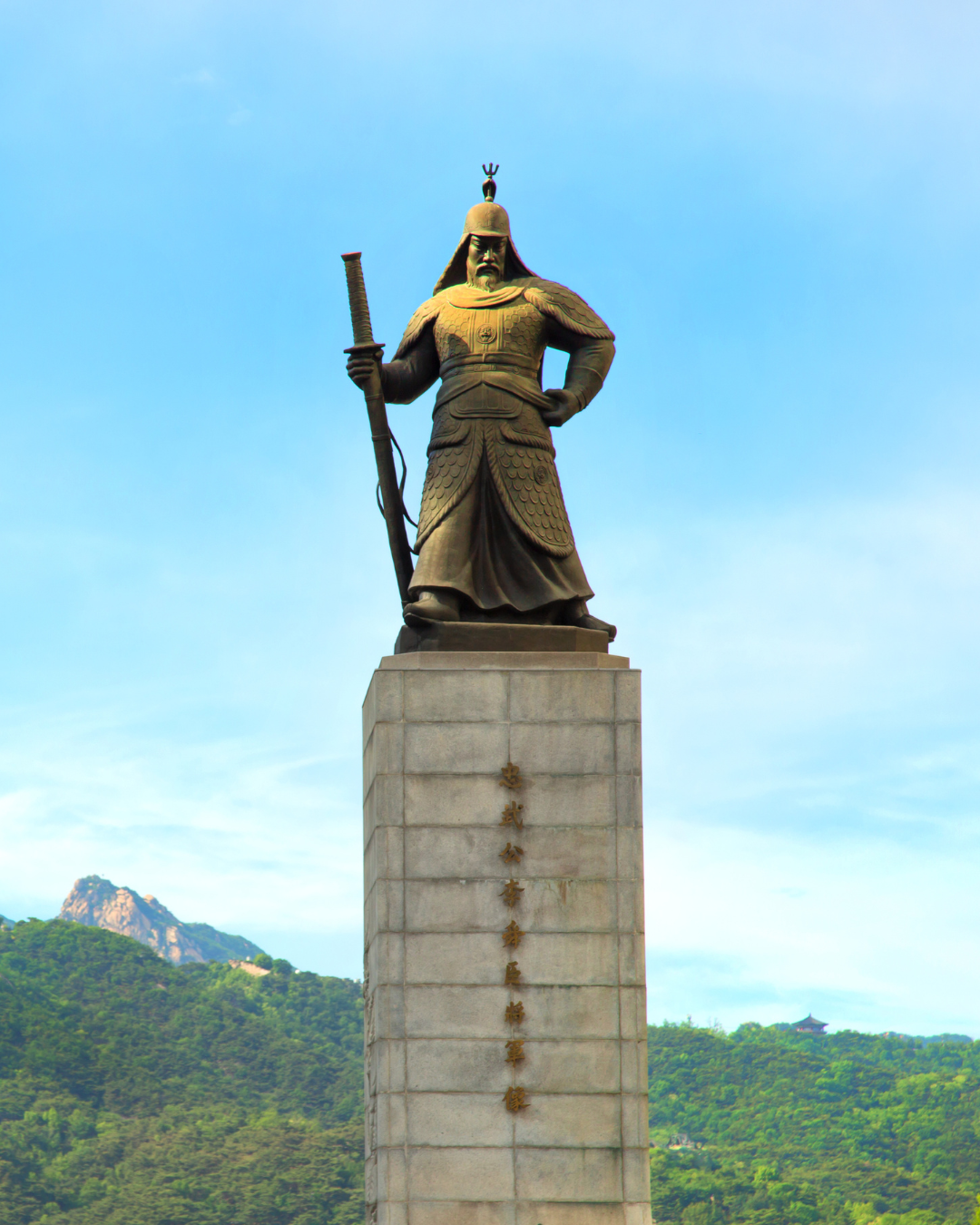 general-yi-sun-shin-statue-in-Gwanghwamun-plaza - Globelle Gina